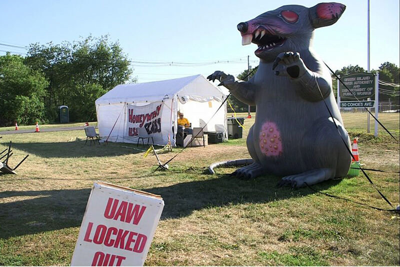 Inflatable Rat Allowed To Bite Those Using Non-Union Workers - The Chief